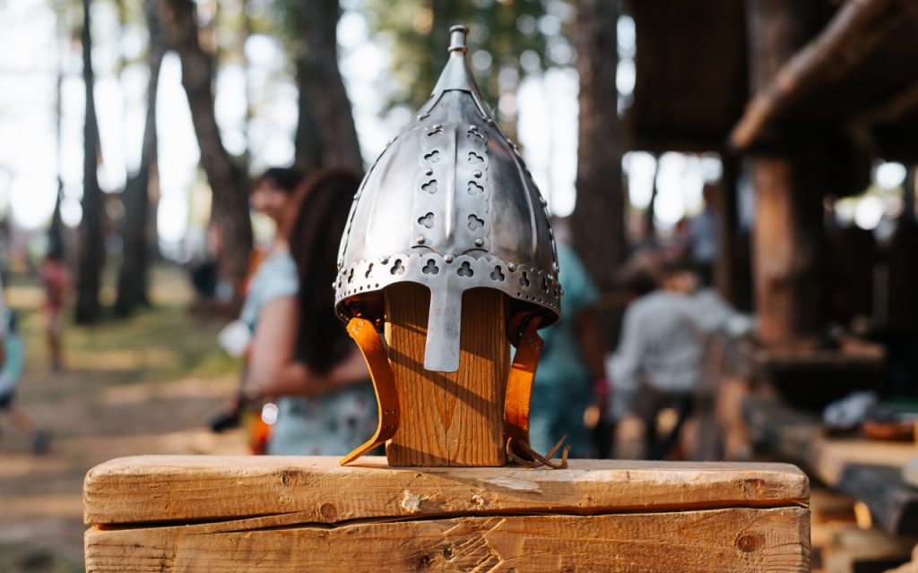 Plate Armor vs. Chainmail: Which Offered Better Protection? - Sabatons.com